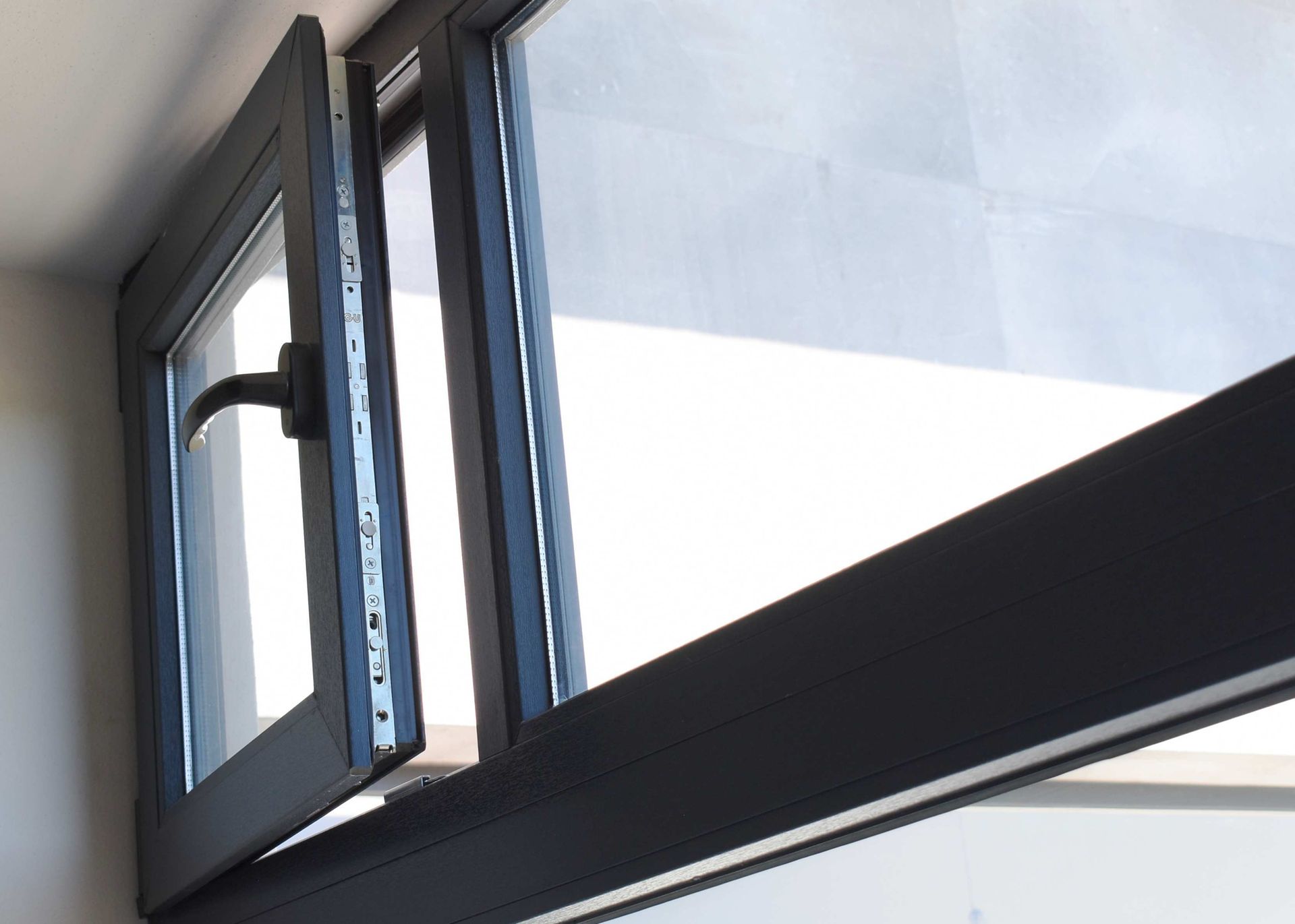 Fenêtre oscillo-battante : tout savoir sur ce type de menuiserie