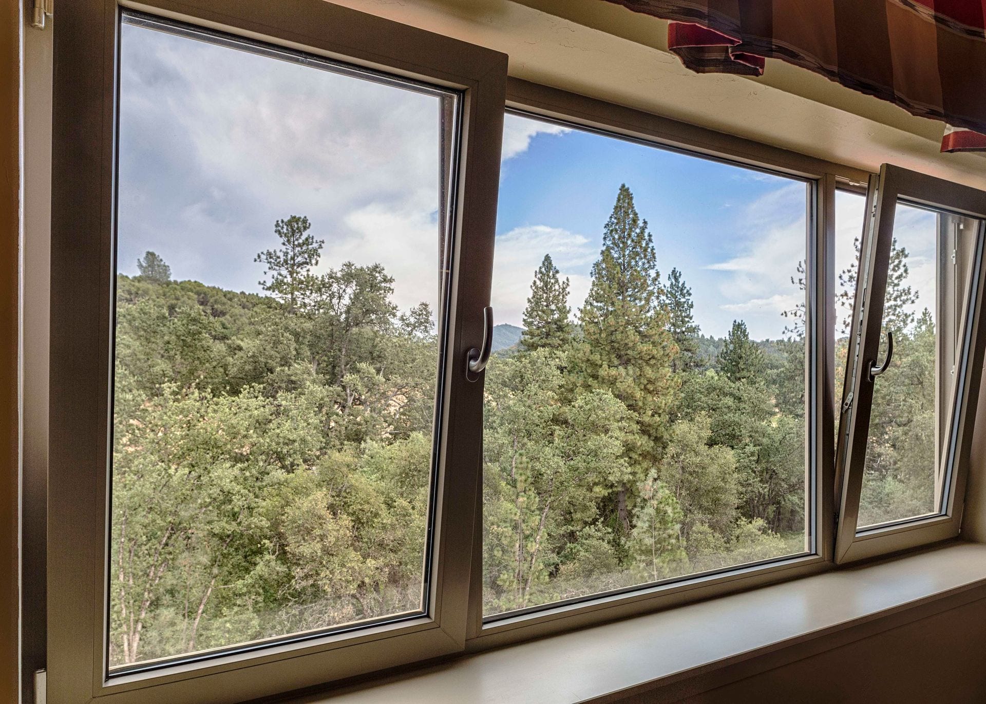 Baie vitrée oscillo-battante : fonctionnement et avantages | Rehau