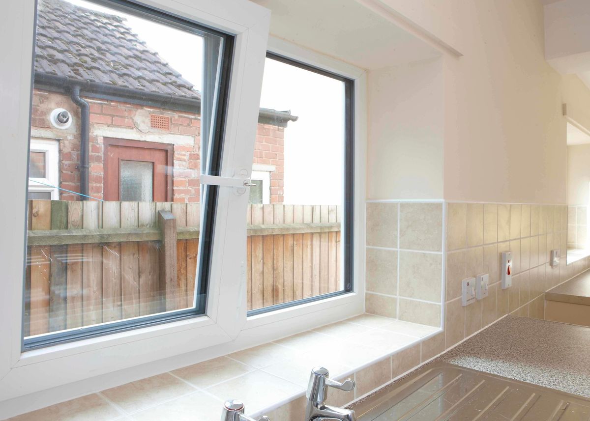 Baie vitrée basculante : les avantages et les inconvénients | REHAU